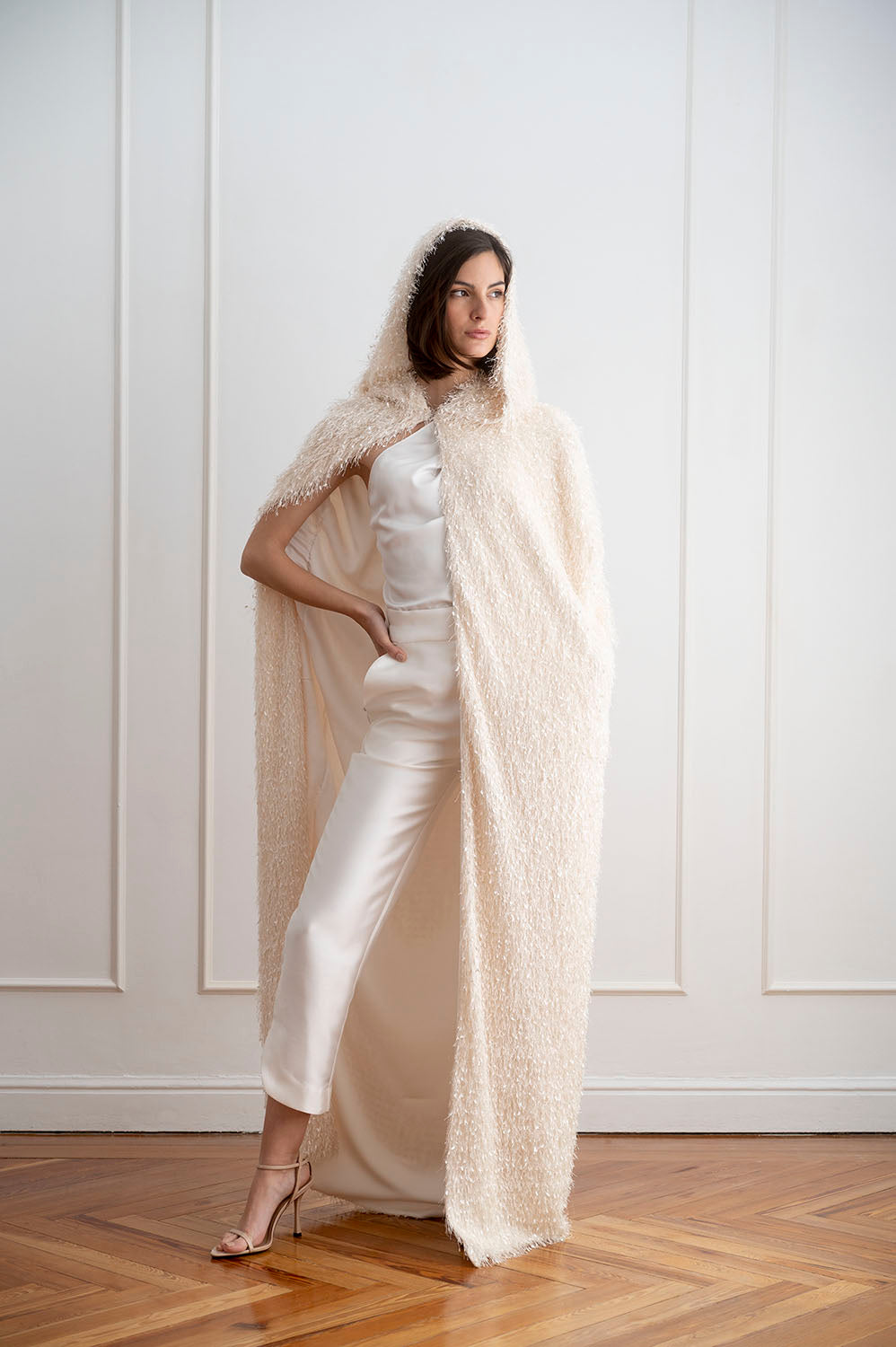 Capa larga con capucha de novia – Beatriz de la Cámara