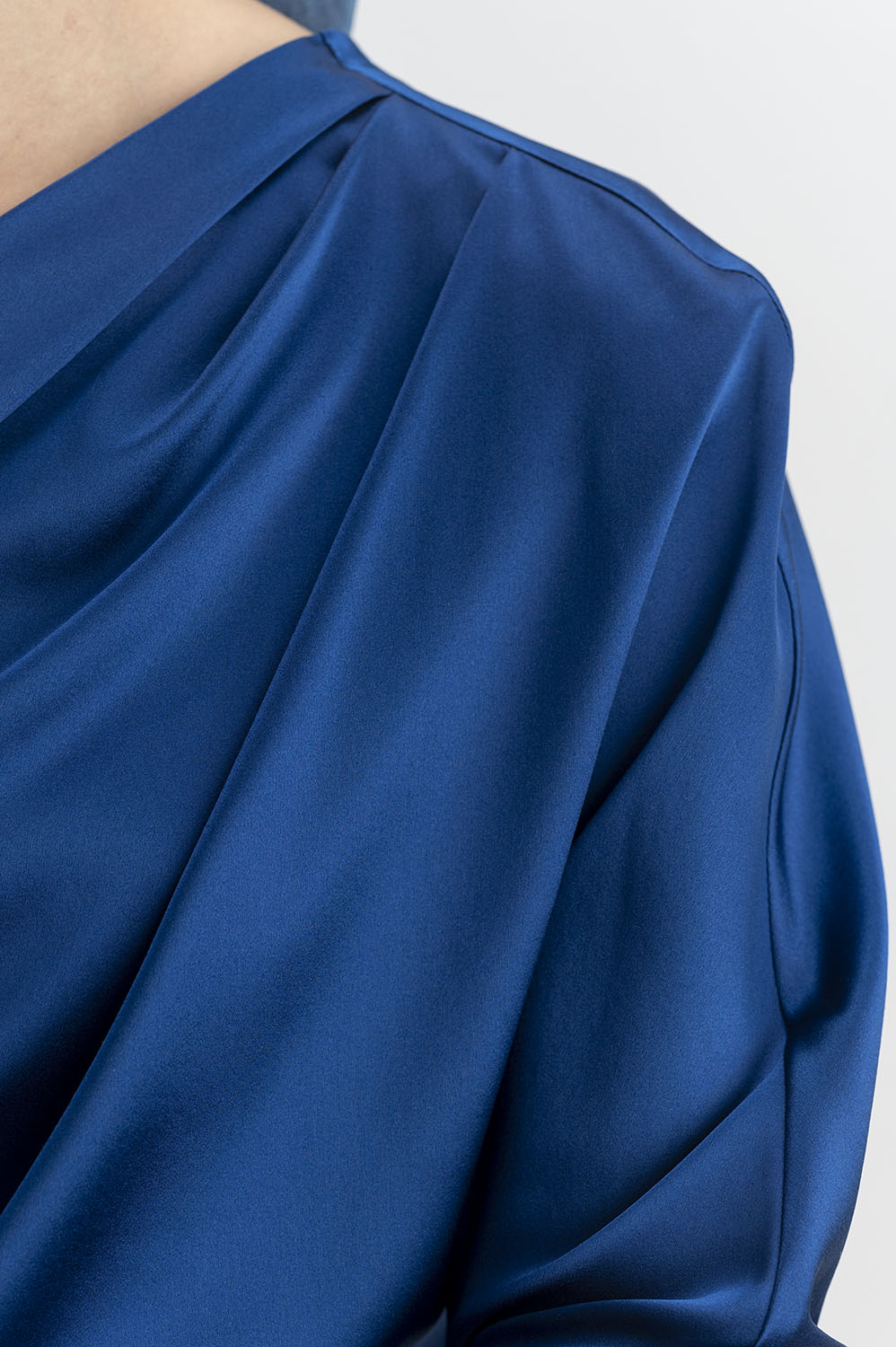 Blusa drapeada asimétrica azul – Beatriz de la Cámara
